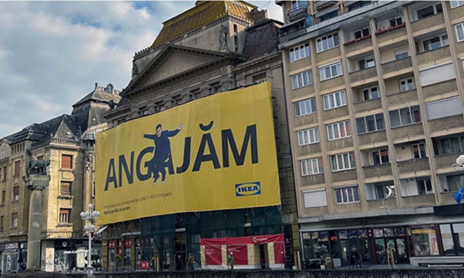 Reclamă uriașă cu apelul de angajare la IKEA în centrul Timișoarei pe ...